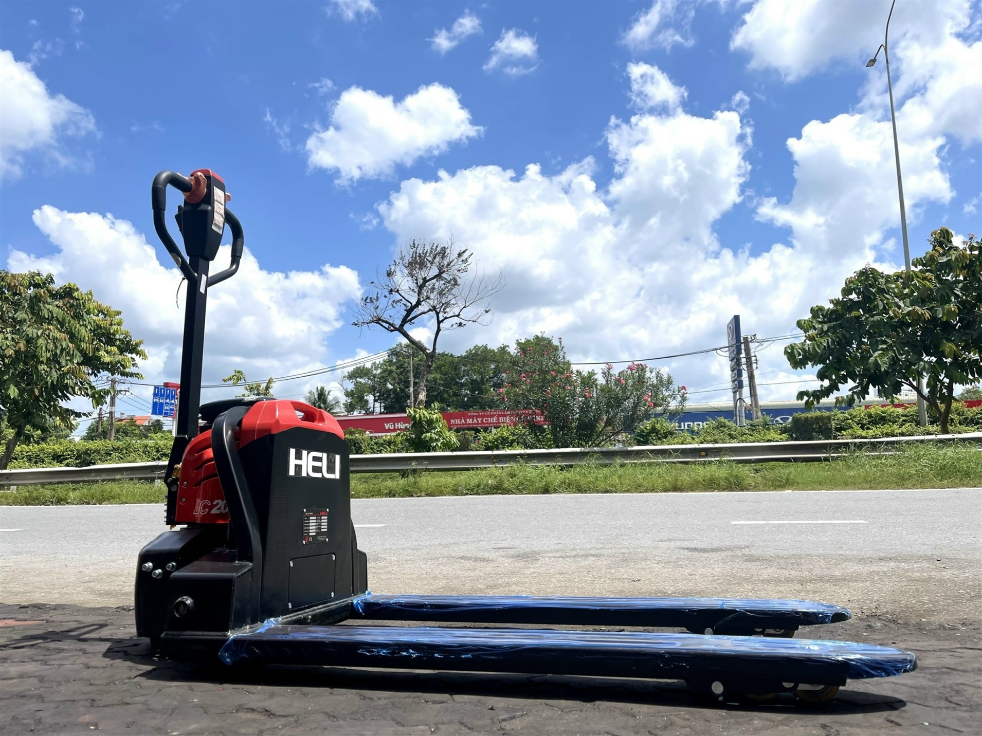 Xe Nâng Tay Chạy Điện Heli CBD20J-Li-S 2 Tấn Giá Rẻ